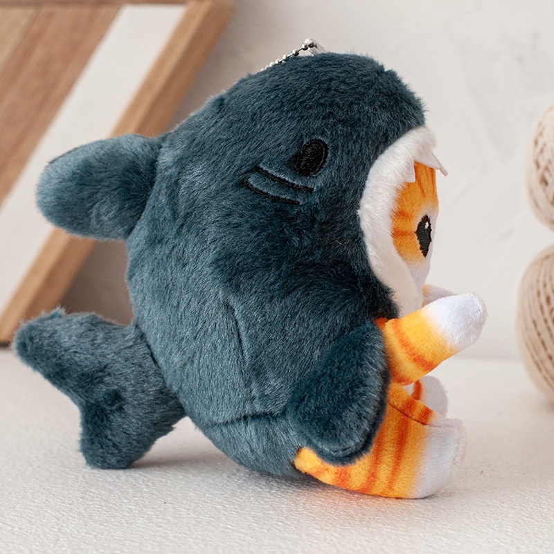 Przytulna lalka kot w przebraniu rekina • Moj Pluszak